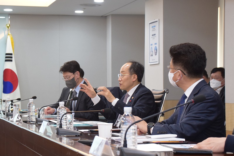 포토뉴스 - 추경호 부총리 한국재정정보원 방문, 국가재정 운영상황 시스템 점검 상세화면 | 한국재정정보원 > 알림·소식 > 포토뉴스